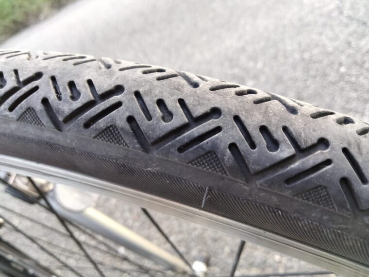 TB1のタイヤはパンクに強いけど英式バルブ。空気圧管理はどうする？ | チャリ彩々